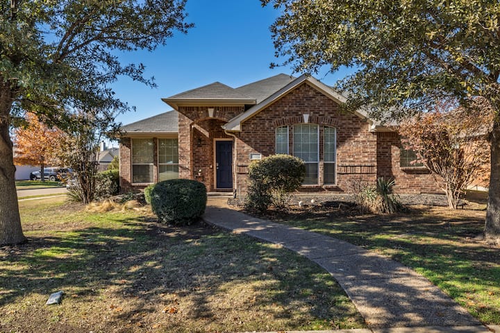 Frisco Getaway | Pool/patio | Near Pga & The Star - フリスコ, TX