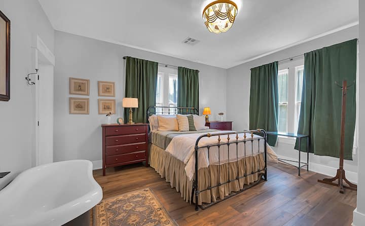 Clementine House | New Midterm, Fully Furnished - Waco, TX