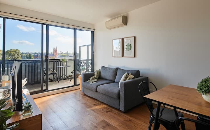 Urban Drift—cosy Balcony Nook Near Waterfront - North Shore