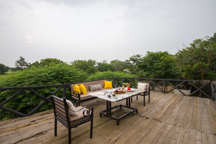 Stayvista At Aranya @ Bairagarh Living W/lawn, Bbq - Shivpuri