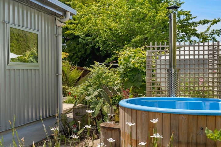 The Grass Is Greener Getaway - Private Hot Tub - Whangamatā