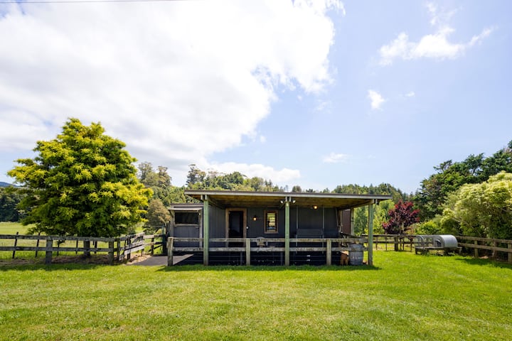Charming Stables Cottage Escape - Raglan