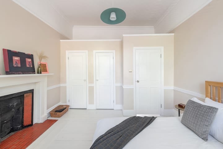 Bright & Airy 1-bed Retreat For 4 Travelers - Bath