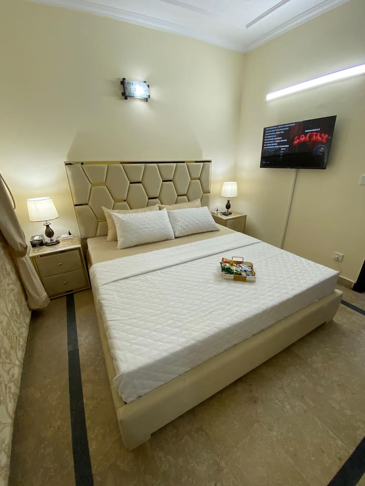 Celestial Gold | Room In Johartown| Wifi, Ac, Bath - 라호르