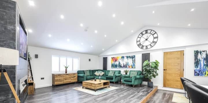 The Penthouse; Tamworth - Drayton Manor Resort