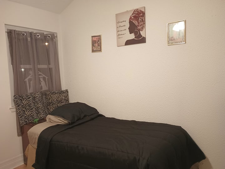 Room/office/comfort. Yours In 1. - Katy, TX