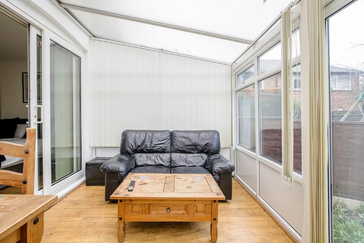 5-bedroom Home In Trendy Didsbury With Parking - Oldham