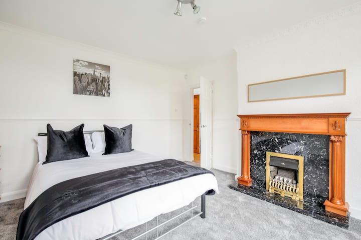 5-bedroom Home In Trendy Didsbury With Parking - Manchester