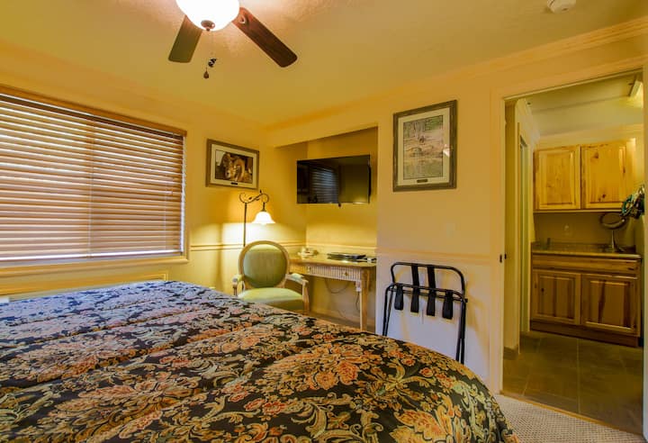 Yellowstone Gateway 1 Bedroom Kitchen Suite (#116) - Gardiner, MT
