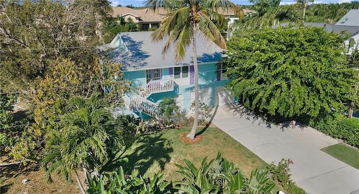 Green Turtle Boathouse Suite W/hot Tub On Canal! - Naples