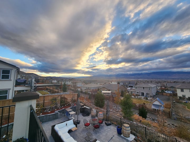 Views, Views, Views!  Spacious, Great Neighborhood - Reno