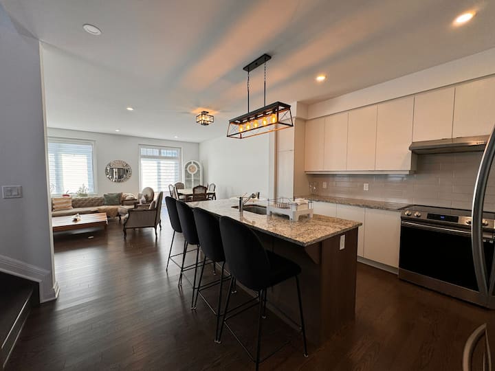 Clean And New End Unit Townhouse - Kanata
