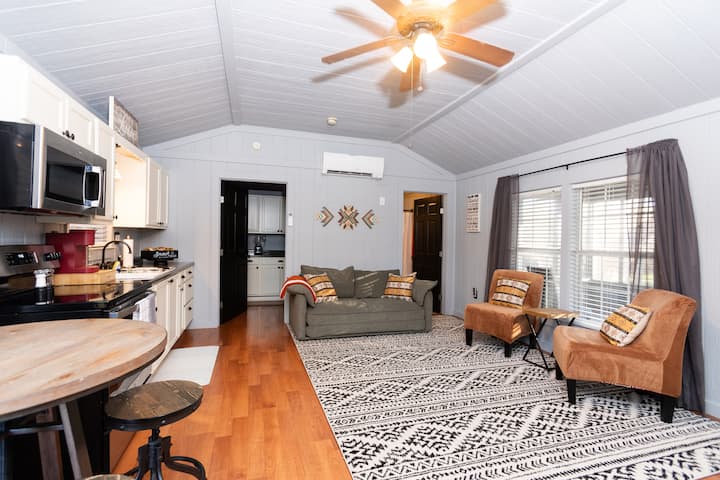 Cozy Cabin On The Creek - Temple, TX