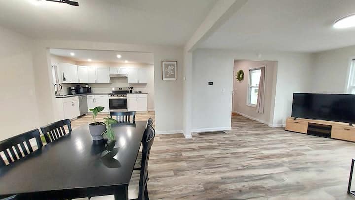 Large 4br Home | Ideal For Crews & Work Trips - Toledo, OH