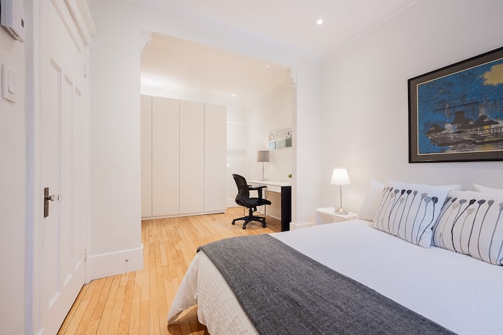Stylish, Spacious Mile End Oasis - Montréal, QC