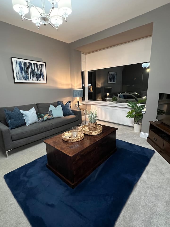 Luxury 3 Bed House In Giffnock. Big Garden & Drive - Glasgow