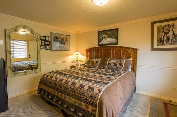 Yellowstone Gateway King Studio Suite (#103) - Gardiner, MT