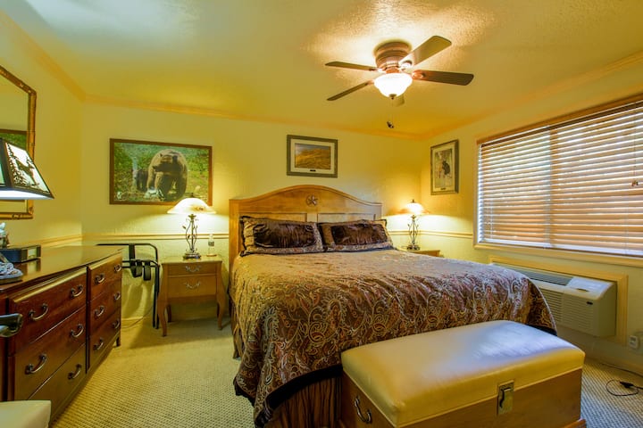 Yellowstone Gateway Deluxe 1 Bedroom Suite (#105) - Gardiner, MT