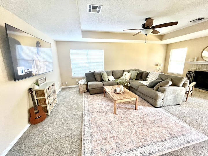 Cozy And Clean Home, Large Backyard, 75-inch Tv - Cedar Park, TX
