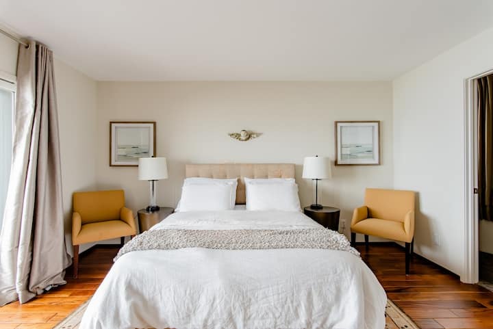 Wave House: Oceanfront Retreat - Queen Suite - Half Moon Bay, CA