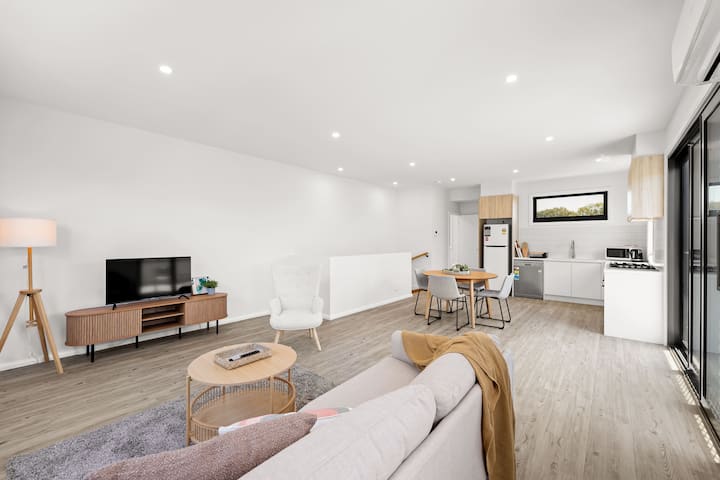 Modern Rosebud Townhouse 300m From The Beach! - Dromana