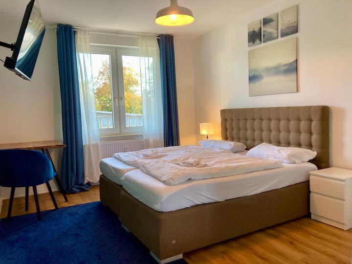 4 Hotel Beds, Parking Lot, 2xtv - Bielefeld