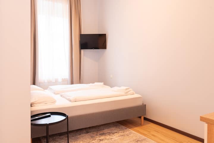 Stylisches Apartment: Boxspringbett & Küche - Leipzig