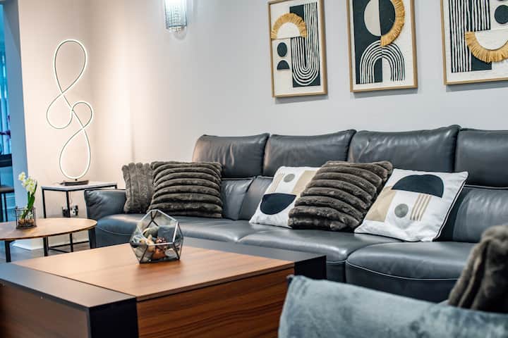 *Superb Location*. Stunning Luxury 4 Bedroom House - Liverpool