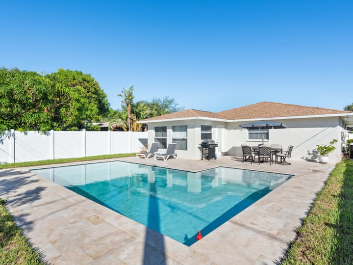 Super Cute Beach Cottage - Naples Park, FL