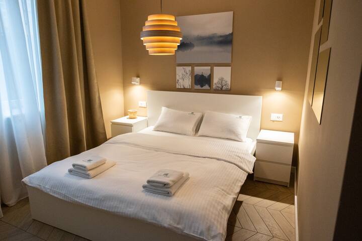 Modern Room With King-size Bed - Šabac