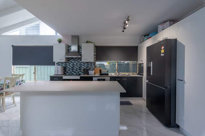 5br Wynnum Retreat! Beach, Deck & Close To Airport - Brisbane