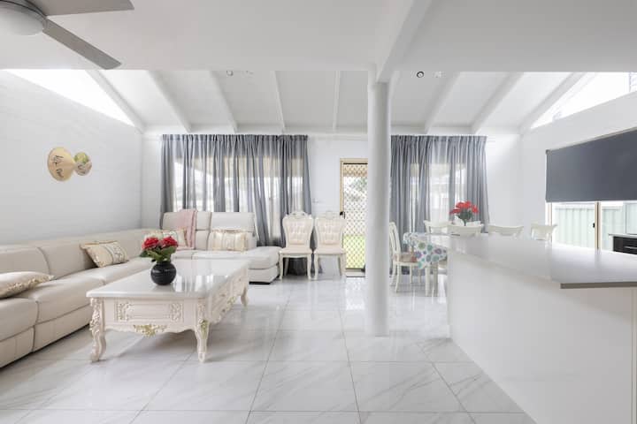 5br Wynnum Retreat! Beach, Deck & Close To Airport - Brisbane