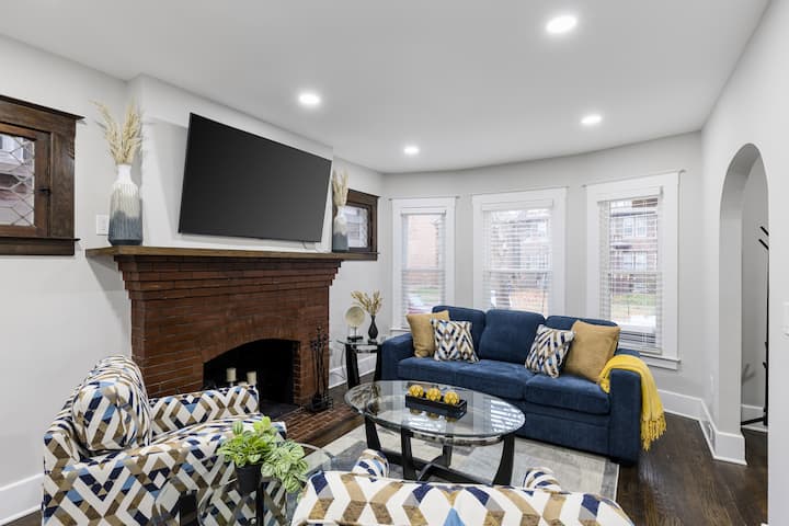 Commonwealth Retreat (Duplex Home 1st Floor) - Hamtramck, MI