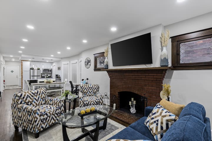 Commonwealth Retreat (Duplex Home 1st Floor) - Detroit, MI