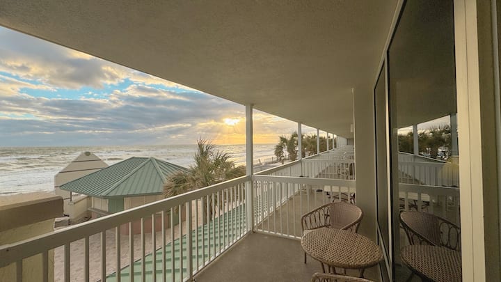 A Beautiful Direct Oceanfront With One Bedroom - Daytona Beach, FL