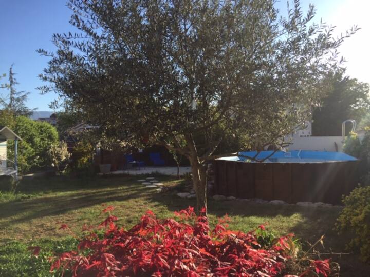 Jolie Maison Avec Jardin - Rousset