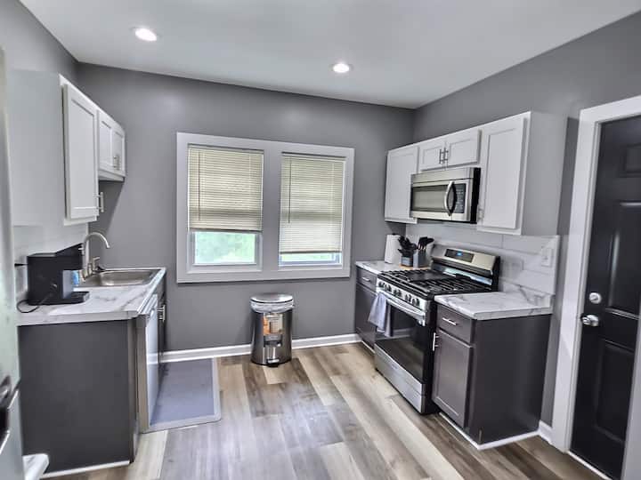 Locust Street Getaway (Lower Unit - 03) - Milwaukee, WI