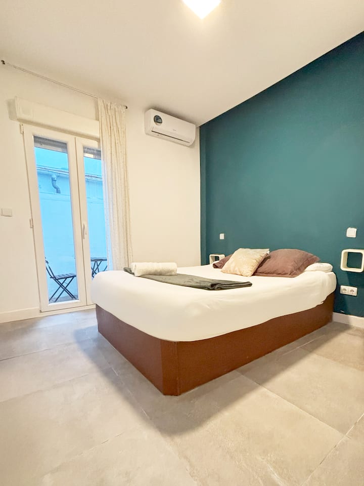 Luminoso, Con Patio Y Buena Zona - Madrid