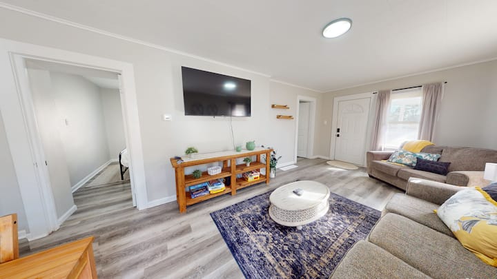 Centrally Located + Dog Friendly, Sleeps 8 - Indianapolis