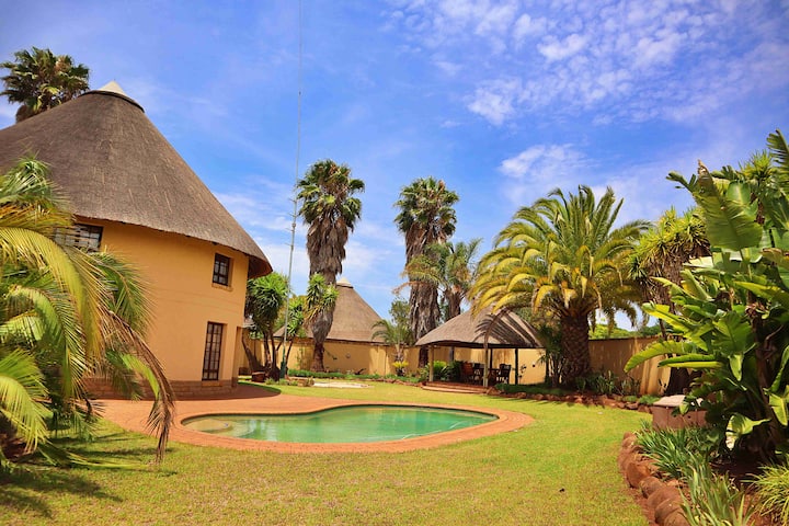 Relax In A Tropical Thatch Haven - Tierpoort