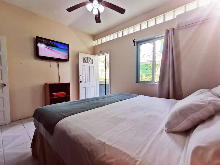 Comfy Apartment: Island Tide Villa: 1 Bed/bath - Belize