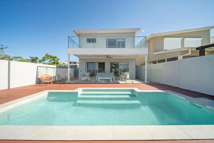 Whispering Water - Luxury Waterfront Family Home - Gold Coast