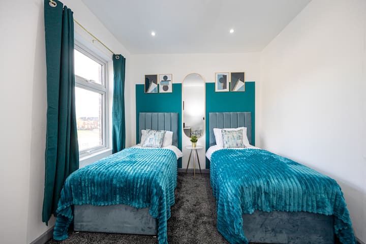 Modern 2br Bolton Flat, Long Stays & Work Friendly - Bolton