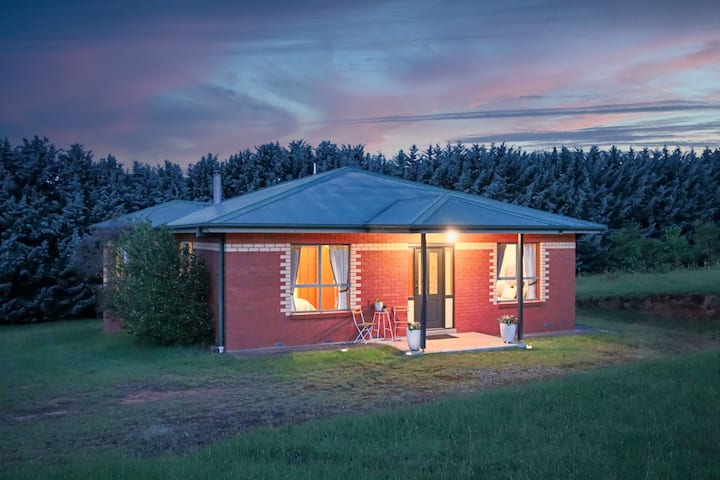 Bluegum Views - 1.6 Acres Of Stunning Views - Bright