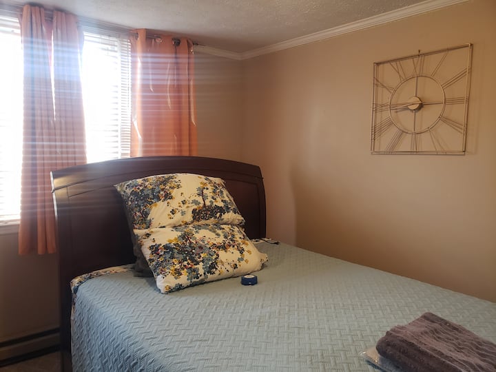 Comfy Quiet Queen Bedroom + Bonus Room (2 Pets Ok) - South Boston, VA
