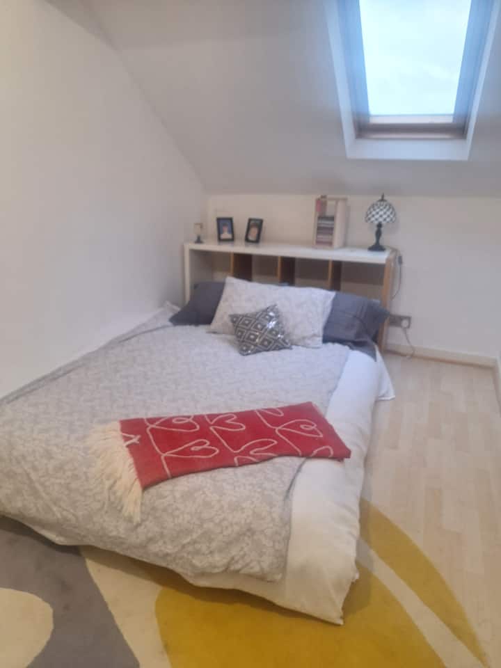 Spacious Double Bedroom - Ripponden