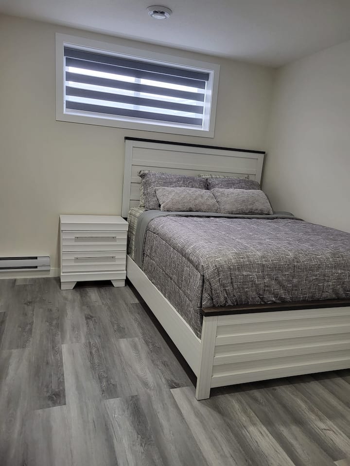 Brand New Fully Furnished Suite. - White City