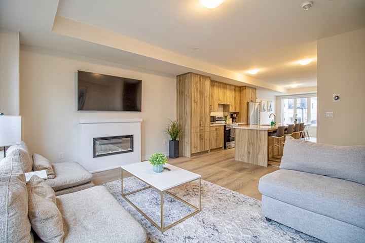Luxury 4 Bedroom Townhouse With Patio! - Oakville