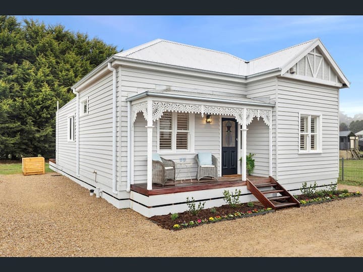 Period Charm Close To Town - Trentham