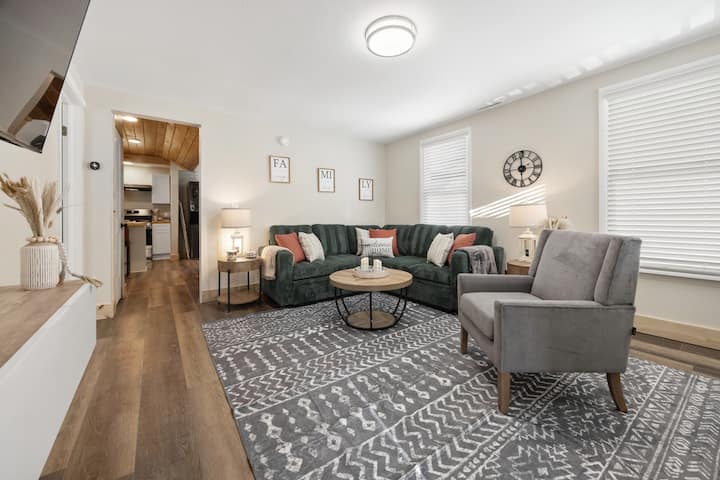 Elegant 2br W/ Custom Wood Charm - Syracuse